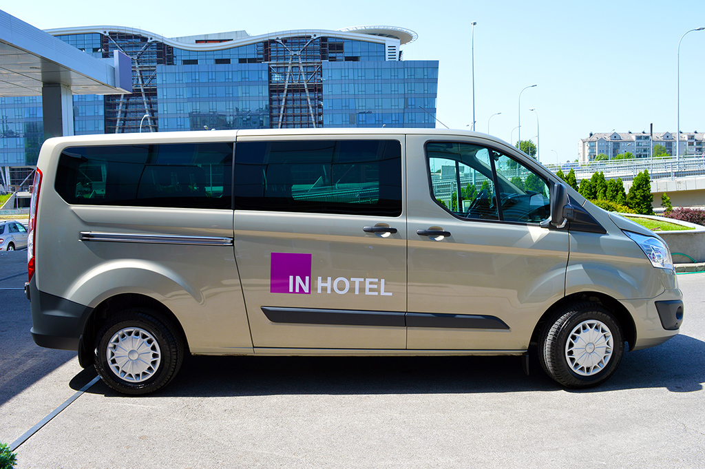 Parking space, garage and airport transport | IN Hotel